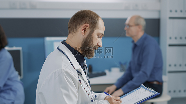 老年妇女签署检查文件以获得医疗支持高清摄影大图-千库网