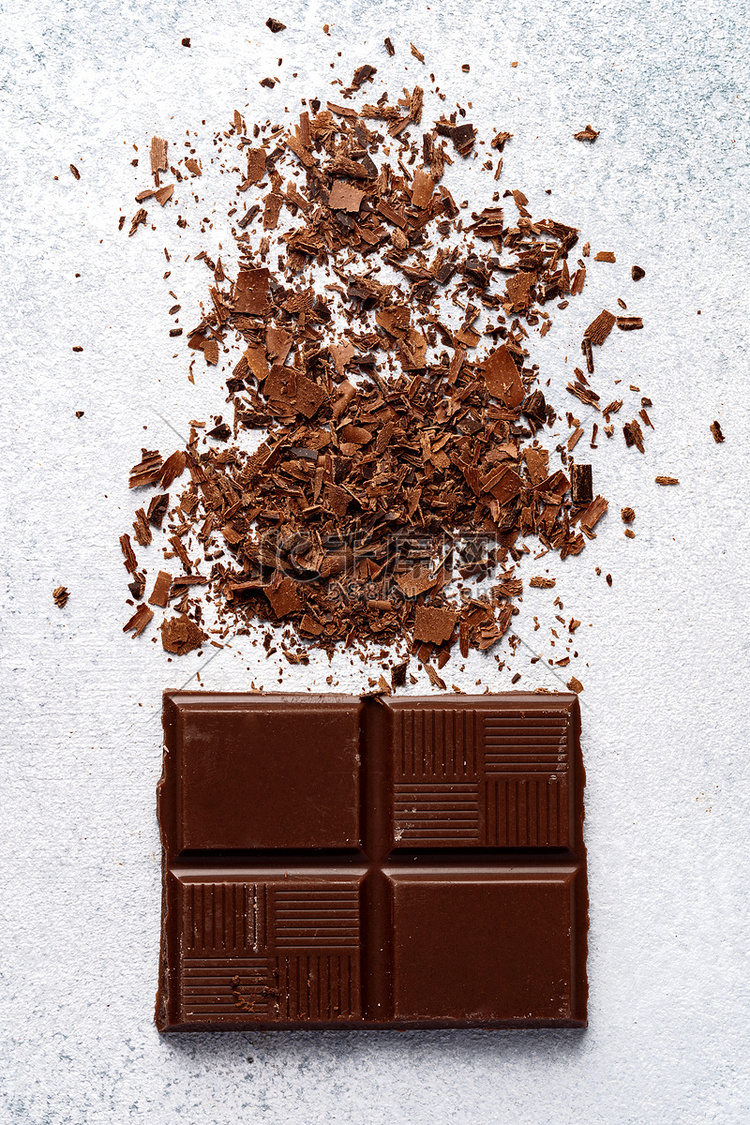 桌上磨碎的巧克力和美味的巧克力片高清摄影大图-千库网