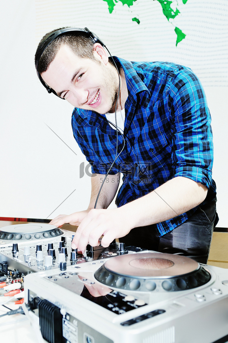 派对上的 DJ高清摄影大图-千库网