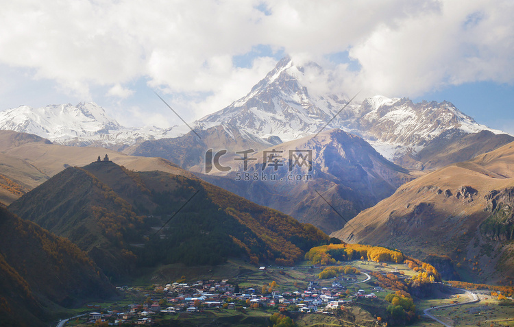 格鲁吉亚卡兹别克山和 Stepantsminda 镇高清摄影大图-千库网