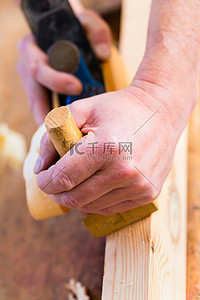 有木刨床和木工工件的木匠高清摄影大图-千库网