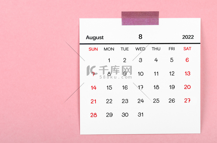 粉红色背景的 2022 年 8 月日历。高清摄影大图-千库网