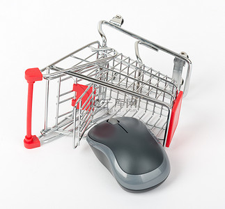 白色购物车中的电脑鼠标高清摄影大图-千库网