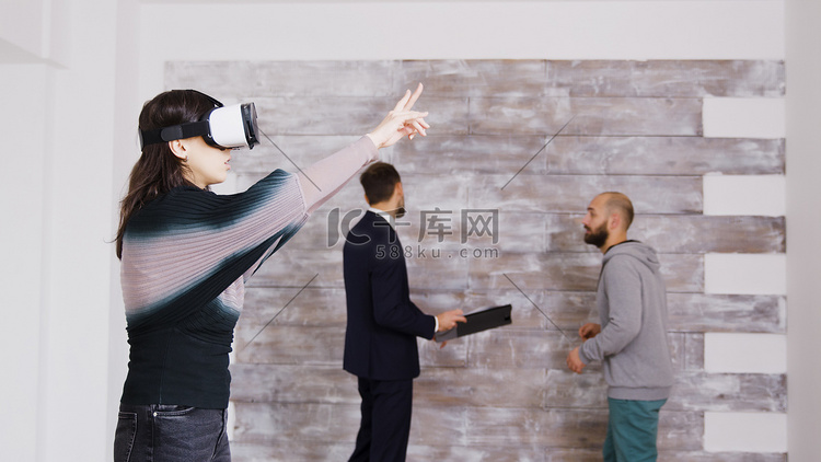 空荡荡的公寓里戴着虚拟现实护目镜的女设计师高清摄影大图-千库网