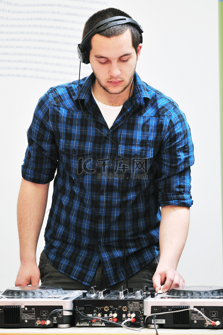 派对上的 DJ高清摄影大图-千库网