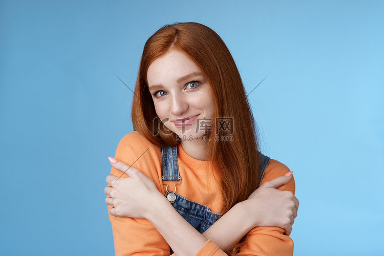 浪漫敏感的轻浮的年轻红发女友感到温暖拥抱拥抱自己双手交叉身体倾斜的头微笑安全温柔,梦想可爱的约会回忆感性的时刻高清摄影大图 千库网