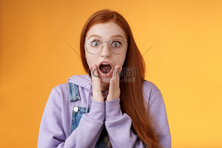 震惊印象深刻的红发女友下巴喘气尖叫哇天啊触摸脸颊靠近嘴巴张大眼睛惊讶的反应令人惊讶的新闻新鲜谣言八卦惊讶,橙色背景高清摄影大图 千库网