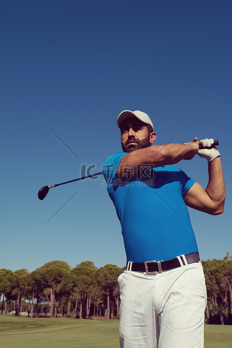 高尔夫球手击球高清摄影大图-千库网