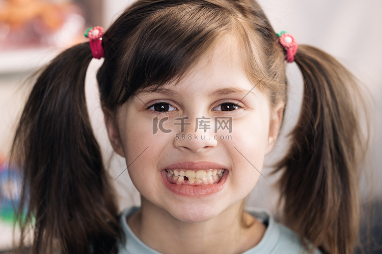 小女孩长牙第一颗奶临时牙。高清摄影大图-千库网