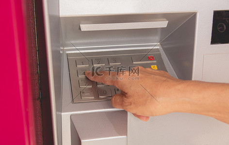一位女士的手在 ATM 上按下按钮，使用 ATM。高清摄影大图-千库网