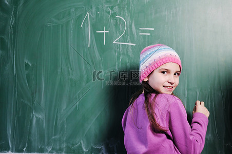 数学课上快乐的女学生高清摄影大图-千库网