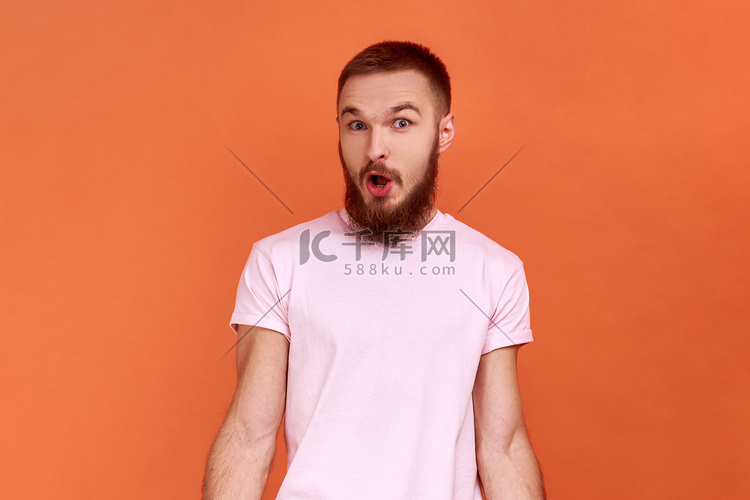 男子惊讶地张大嘴巴站着，表情震惊，听到了令人难以置信的消息。高清摄影大图-千库网