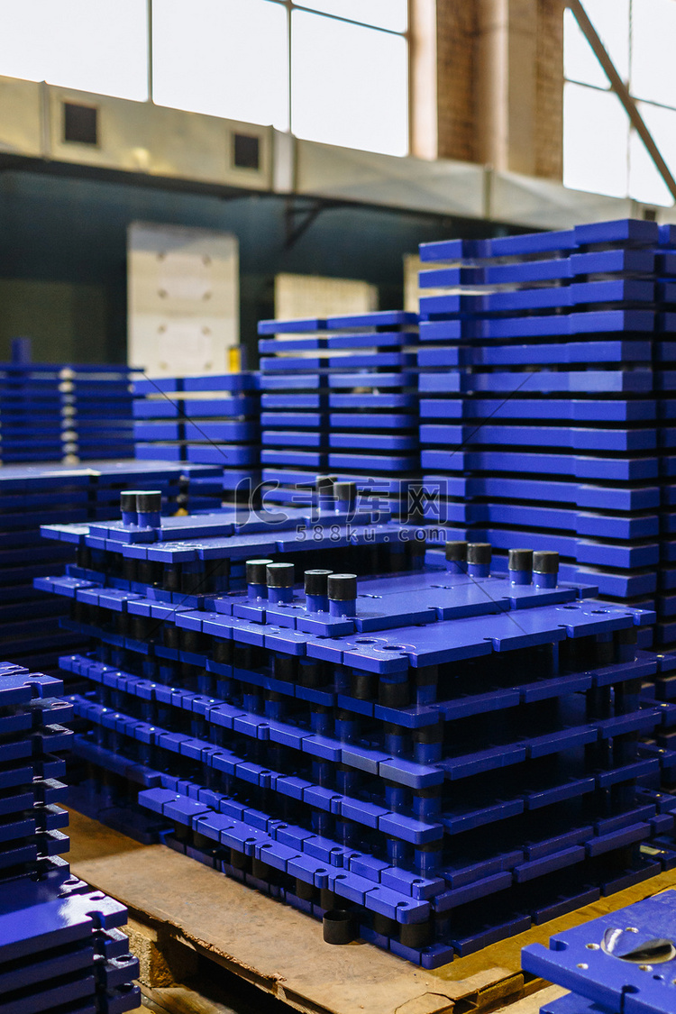 托盘上放置金属板的大型仓库高清摄影大图-千库网