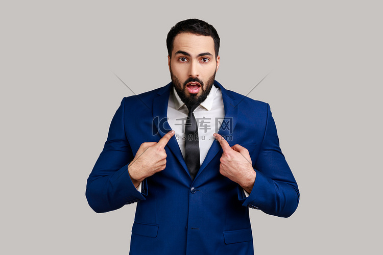 男人指着自己，表情惊讶，表达震惊，难以置信的成功。高清摄影大图-千库网