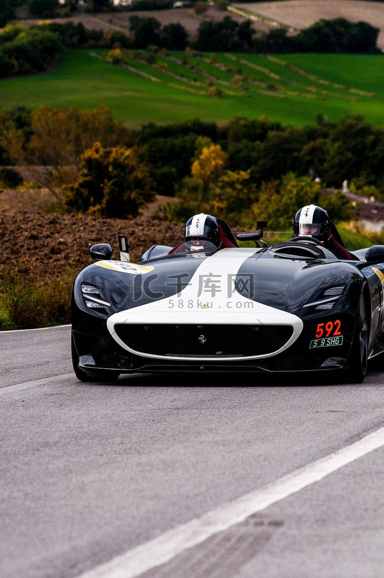 法拉利 MONZA MONZA SP1 在一辆旧赛车上参加 2020 年意大利著名历史赛事 Mille Miglia 拉力赛（1927 ...