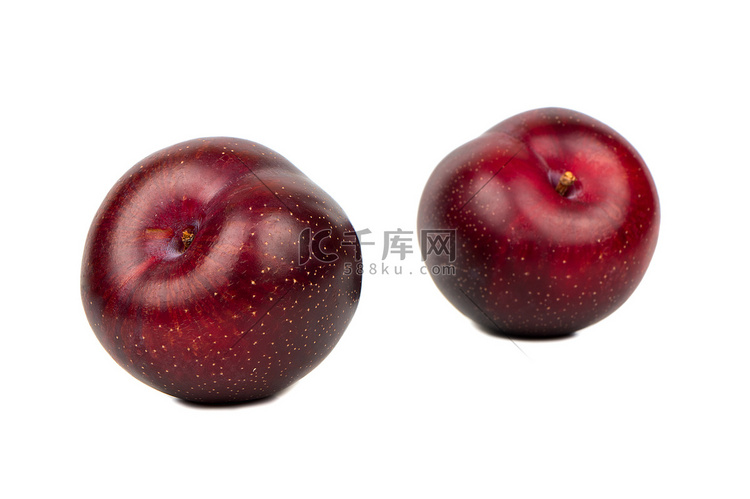 两个大红李子高清摄影大图-千库网