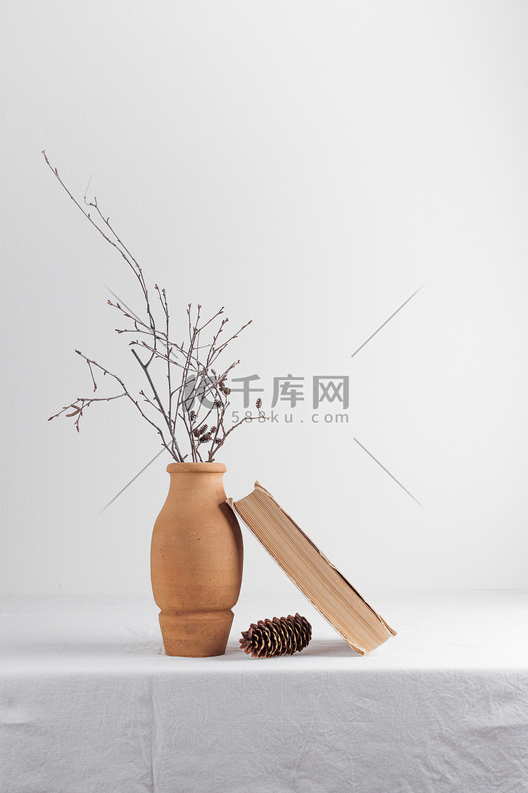 桌上有束的粘土花瓶高清摄影大图-千库网