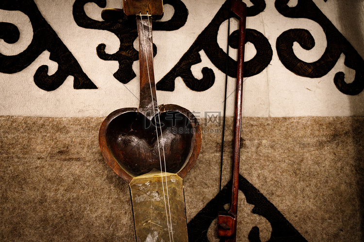 哈萨克图案背景下的乐器 kobyz高清摄影大图-千库网