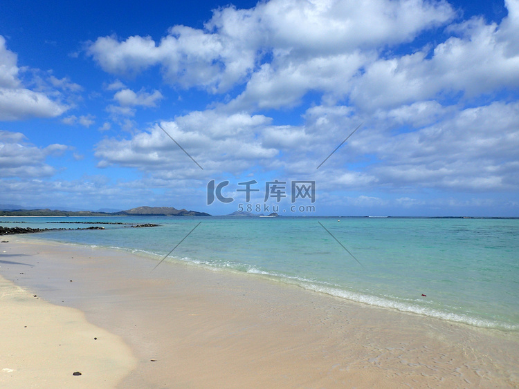 Pahonu 池塘（古夏威夷鱼塘）旁边的海滩，拥有怀马纳洛湾浅波状海水高清摄影大图-千库网