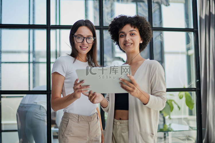 女商人与同事站在现代办公室高清摄影大图-千库网