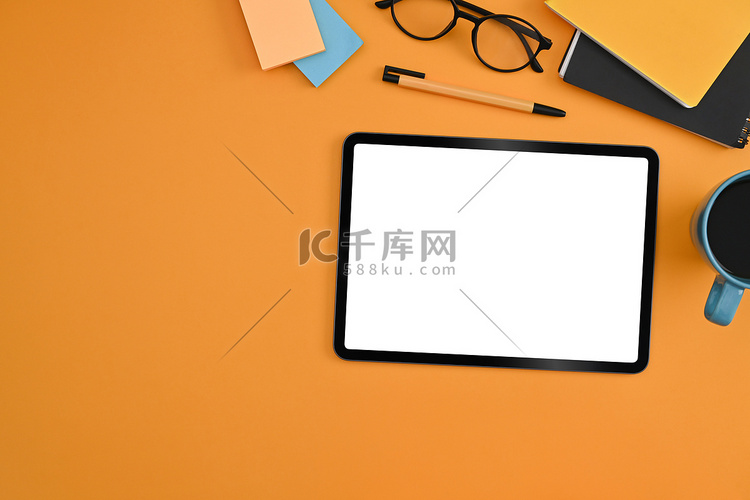 黄色背景上的样机数字平板电脑、眼镜、咖啡杯和笔记本。高清摄影大图-千库网