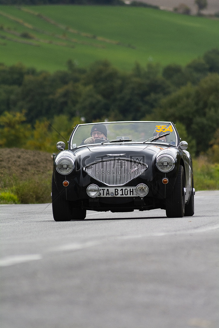 AUSTIN HEALEY 100/4 BN2 1956 一辆旧赛车，参加 2020 年意大利著名历史赛事 Mille Miglia 拉力赛 ...