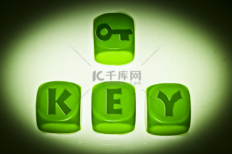 立方体上带有“KEY”一词的钥匙符号高清摄影大图-千库网