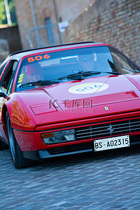 法拉利致敬 Ferrari 328 gts 驾驶旧赛车参加 2022 年 Mille Miglia 拉力赛高清摄影大图-千库网