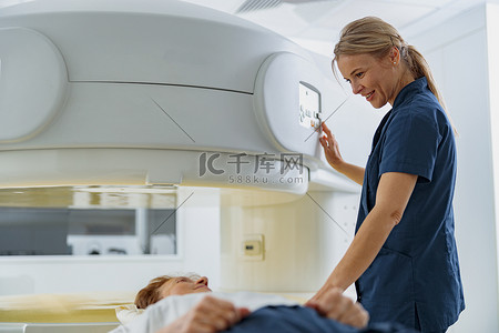 放射科医生对接受手术的女性患者进行 MRI 或 CT 或 PET 扫描高清摄影大图-千库网