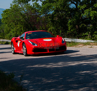 法拉利致敬 Ferrari 488 Gtb 驾驶旧赛车参加 2022 年 Mille Miglia 拉力赛高清摄影大图-千库网