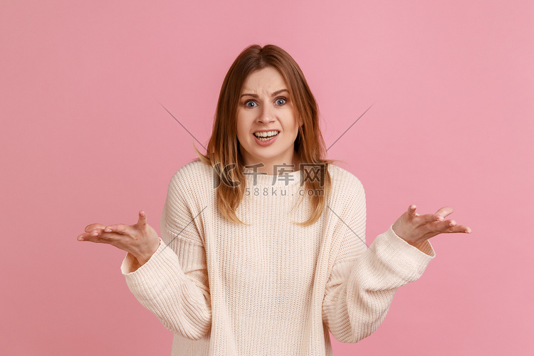 金发年轻女子站着举起双臂询问，表达负面情绪。高清摄影大图-千库网