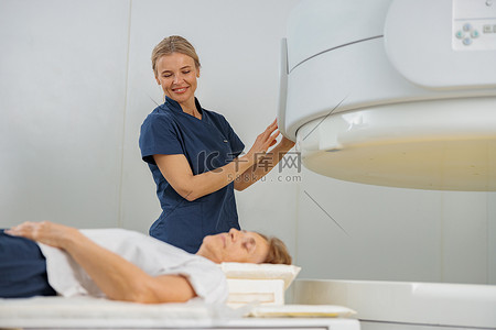 放射科医生对接受手术的女性患者进行 MRI 或 CT 或 PET 扫描高清摄影大图-千库网