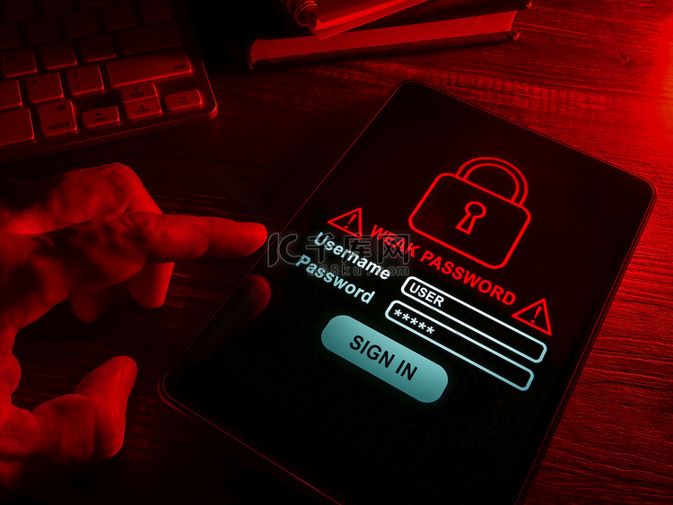 黑暗中屏幕上的弱密码文字。高清摄影大图-千库网