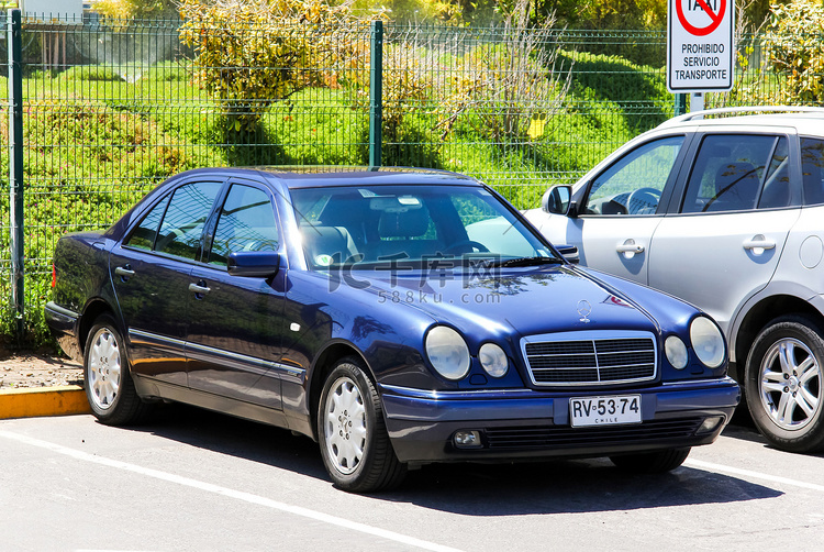 梅赛德斯-奔驰 W210 E级高清摄影大图-千库网