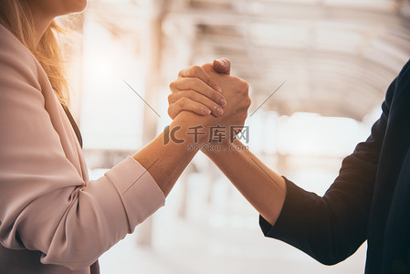 商业伙伴关系会议信任握手概念。高清摄影大图-千库网