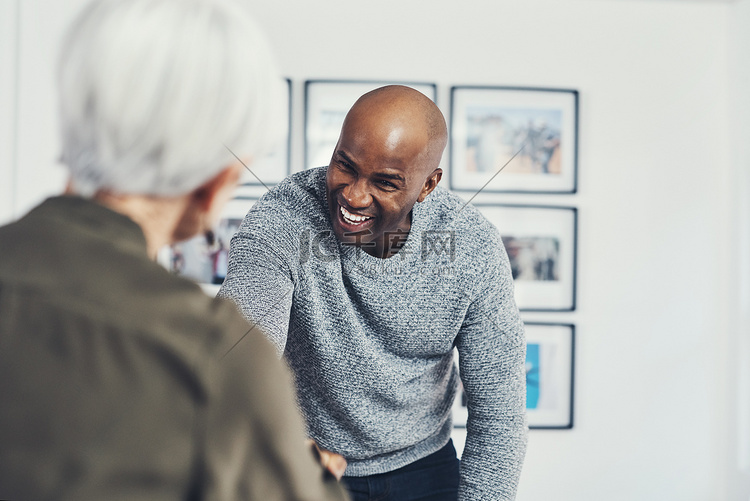 办公室里始终保持着良好的氛围。高清摄影大图-千库网