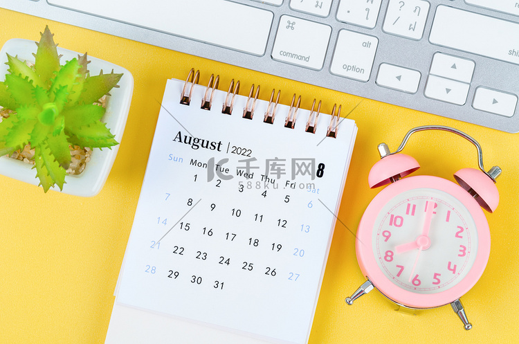 2022 年 8 月台历和粉色闹钟。高清摄影大图-千库网