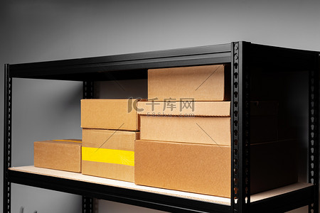仓库里有纸箱的货架。高清摄影大图-千库网