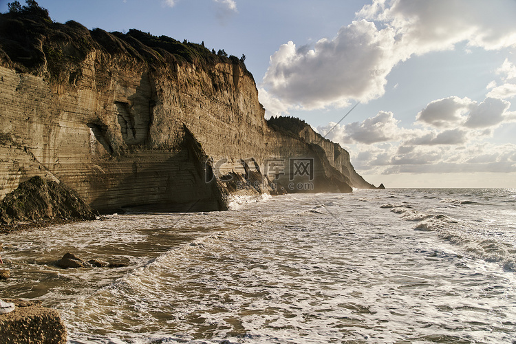 洛加斯海滩 (Logas Beach) 和佩鲁拉德斯 (Peroulades) 令人惊叹的岩石悬崖的景色。高清摄影大图-千库网