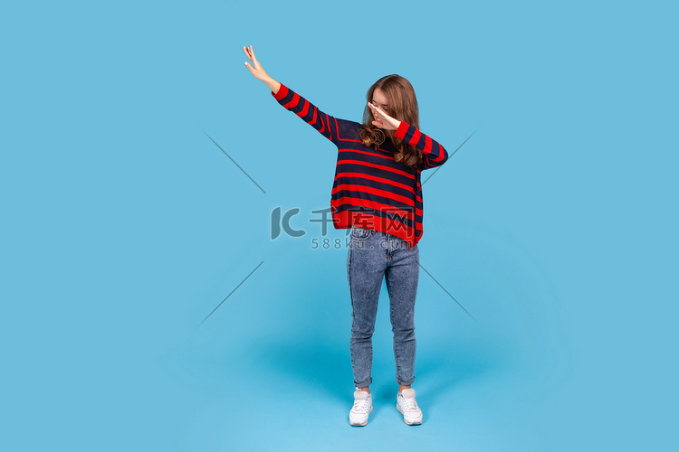 女人用轻拍舞蹈动作隐藏脸部，表演成功的互联网模因，轻拍趋势。高清摄影大图-千库网