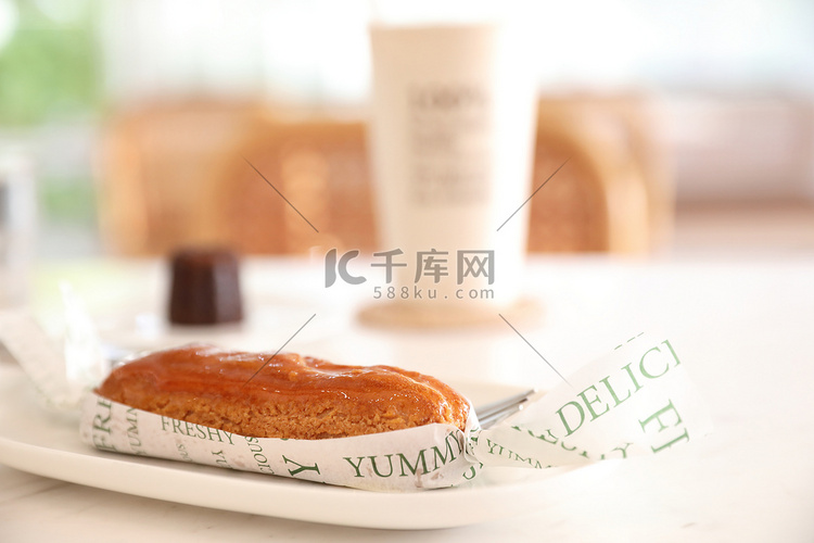 咖啡店背景中的 Croquant 泡芙奶油日本甜点高清摄影大图-千库网