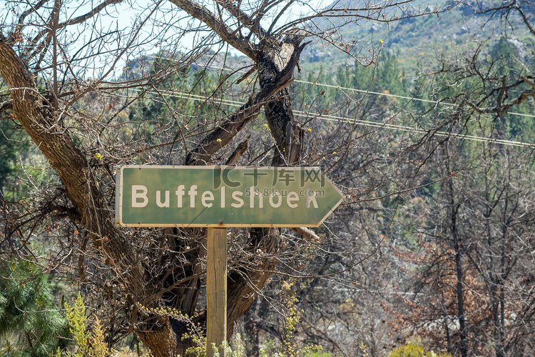 R303 公路 Buffelshoek 的方向标志高清摄影大图-千库网