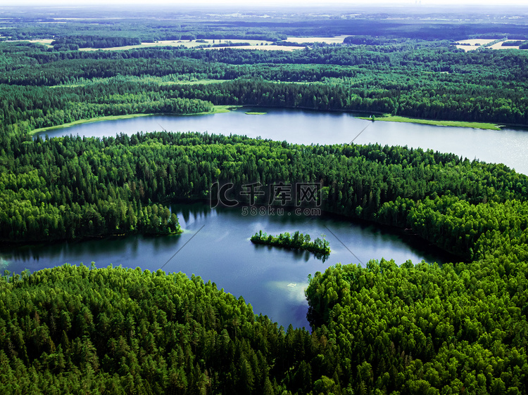 森林湖的顶视图。高清摄影大图-千库网
