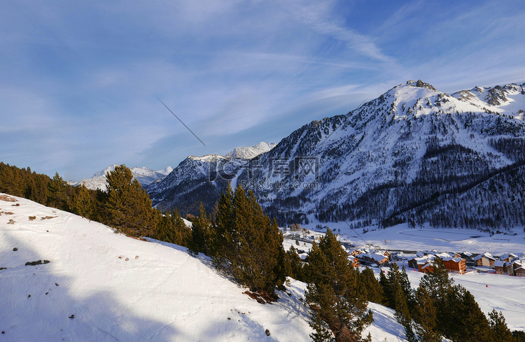 冬季阿尔卑斯山高山 Montgenvre 的雪景高清摄影大图-千库网