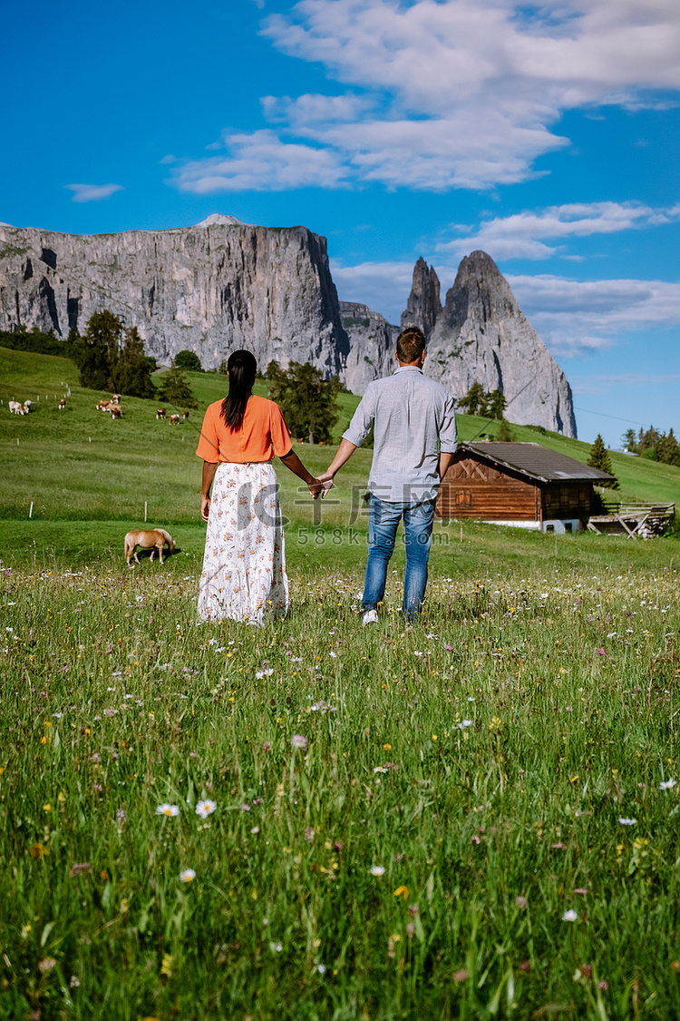 一对男女在意大利多洛米蒂山度假，阿尔卑斯休斯山 - Seiser Alm 多洛米蒂山，特伦蒂诺-上阿迪杰，南蒂罗尔，意大利高清摄影大图-千库网