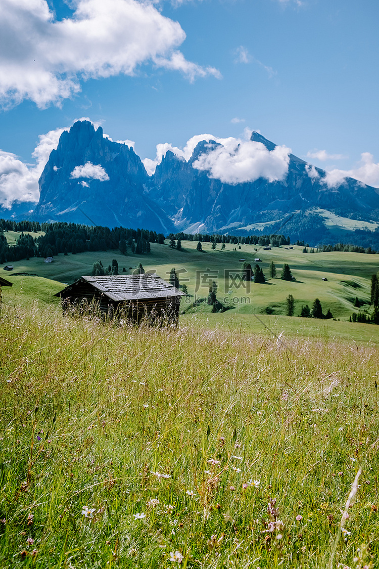 Alpe di Siusi - Seiser Alm 与 Sassolungo - Langkofel 山群在日落背景中。高清摄影大图-千库网