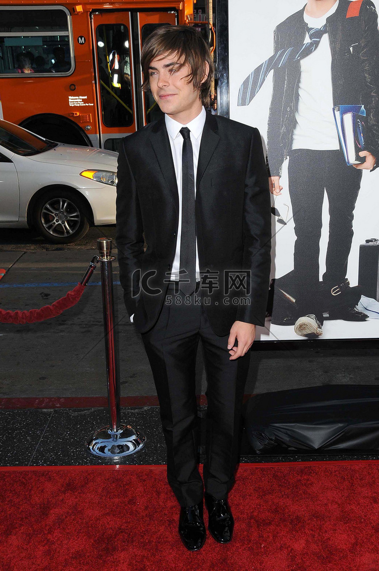 扎克·埃夫隆 (Zac Efron) 出席《17 再次》洛杉矶首映式。高清摄影大图-千库网