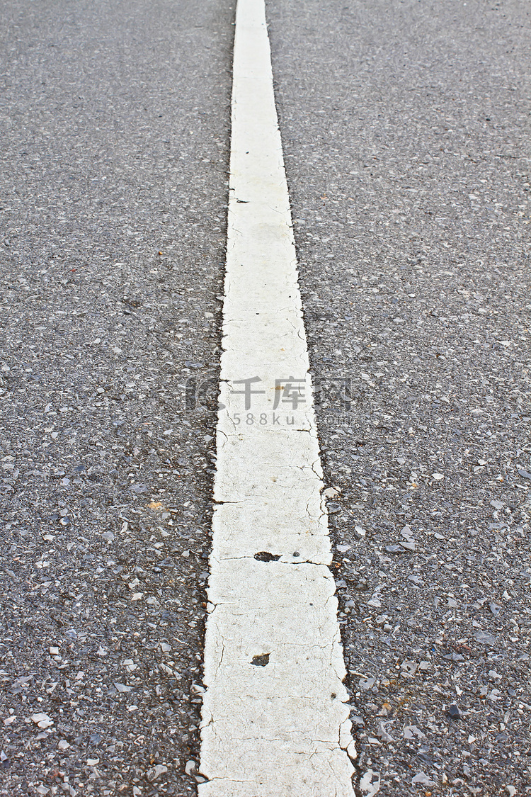 纹理路，黑色沥青上的白线高清摄影大图-千库网