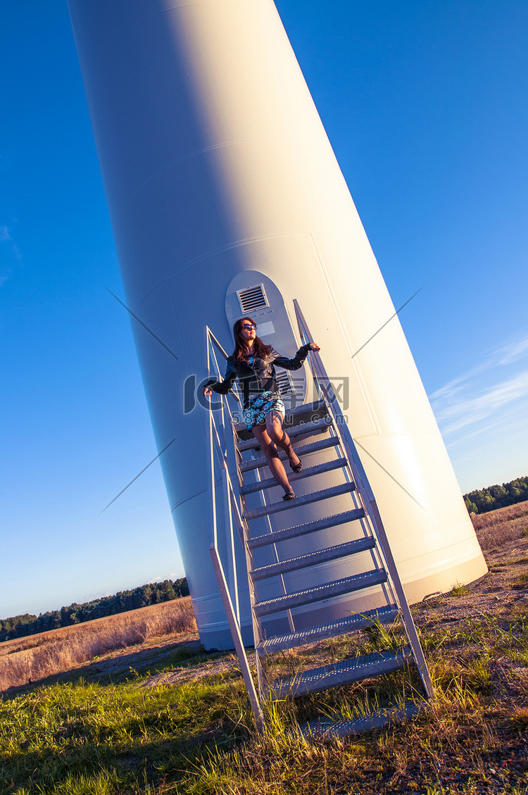 女孩和风力涡轮机高清摄影大图-千库网