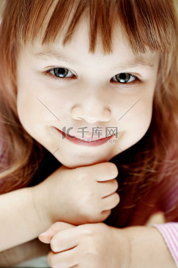 可爱的小女孩高清摄影大图-千库网
